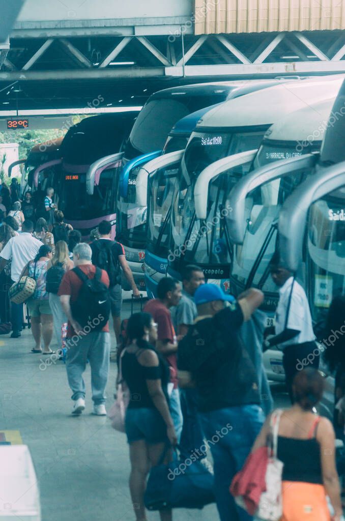 Rio de Janeiro, Brasil - 28 de diciembre de 2022: Pasajeros en Novo Rio ...