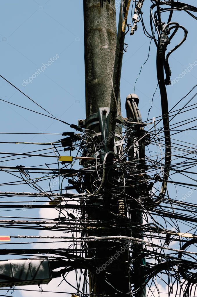 Muchos cables conectados al poste eléctrico, el caos de cables y cables ...