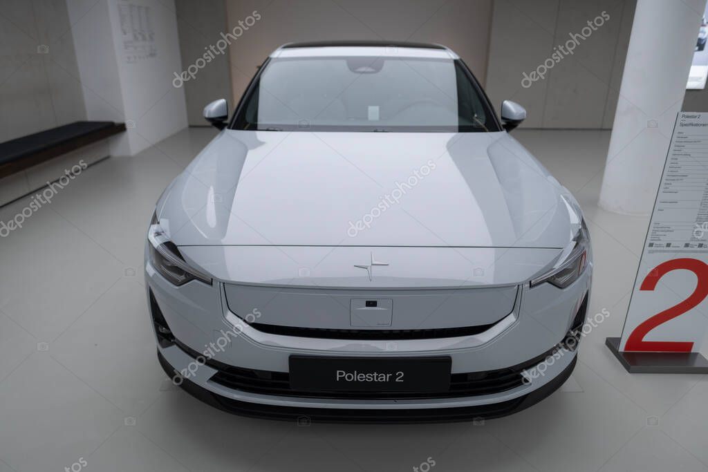 Modelo de coche Polestar 2 en Studio, filial de Volvos EV, vehículo eléctrico gris para ...