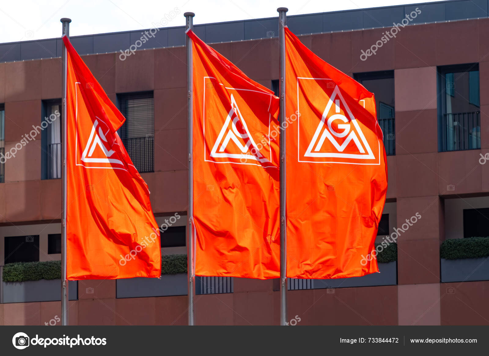 Banderas Rojas Igm Ondeando Con Logotipo Metall Prominentemente ...