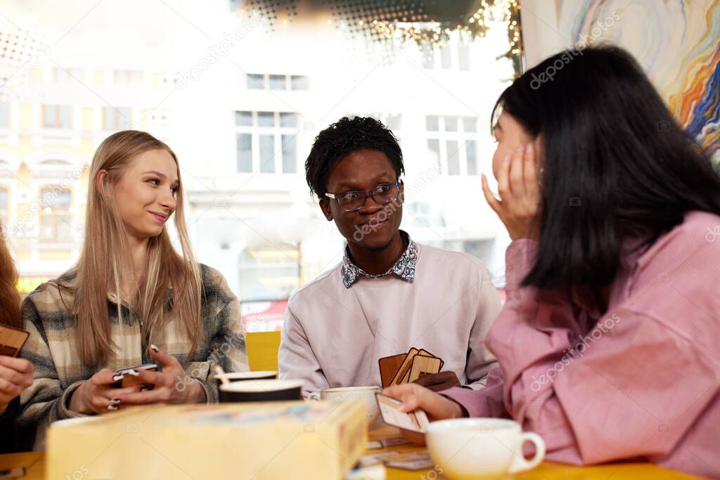 Sonriente chico afroamericano mostrando divertidos videos o fotos de ...