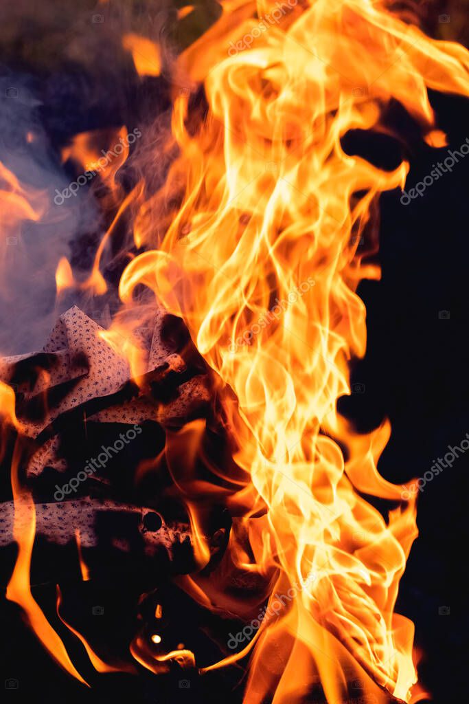 Quemando ropa vieja. Quemar ropa después de un brote de enfermedades ...