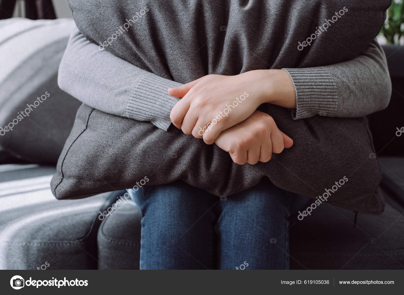 Primer Plano Infeliz Mujer Joven Deprimida Solitaria Mujer Angustiada ...