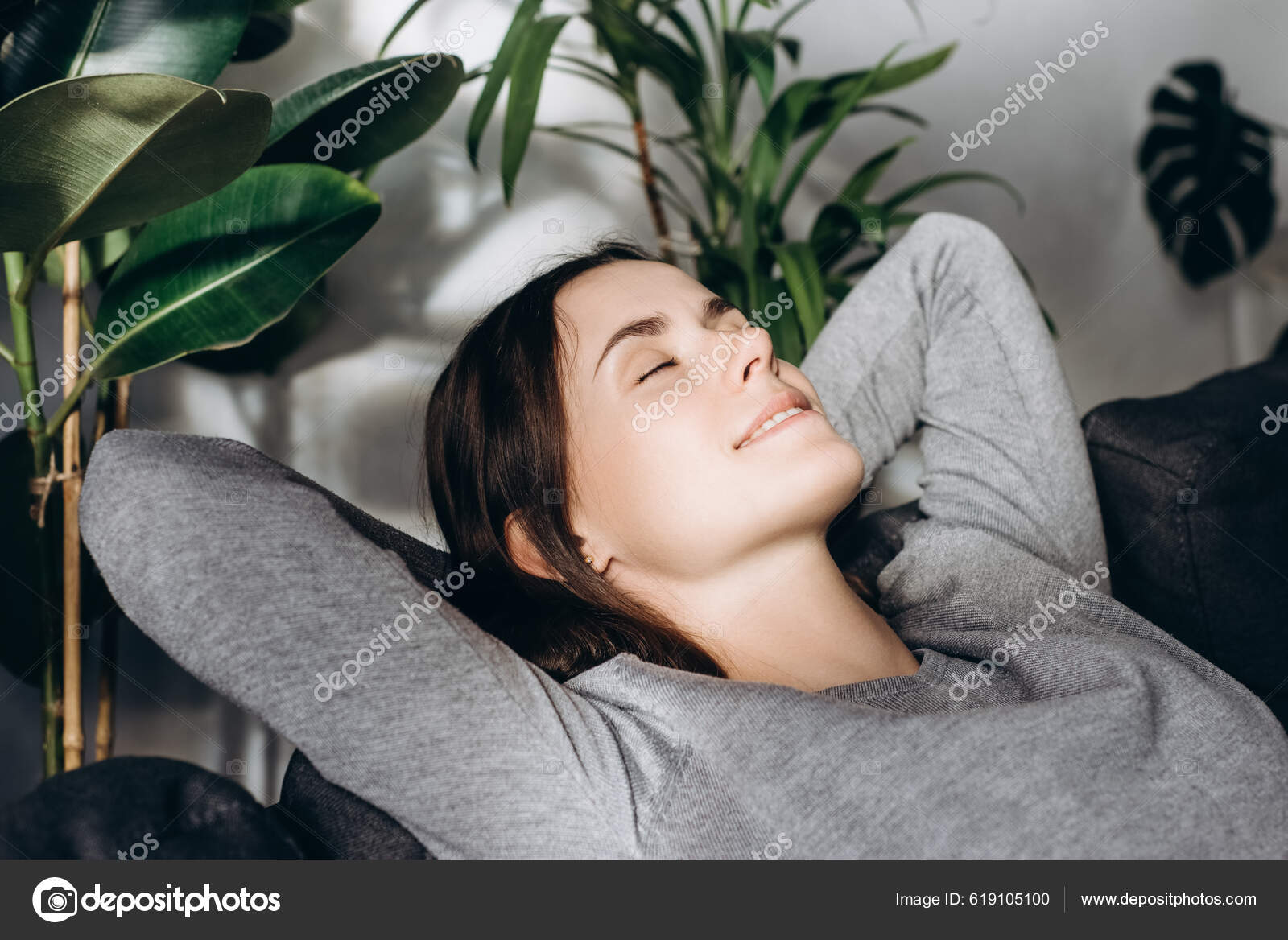 Primer Plano Tranquila Chica Morena Bonita Relajarse Sofá Cómodo Sala ...