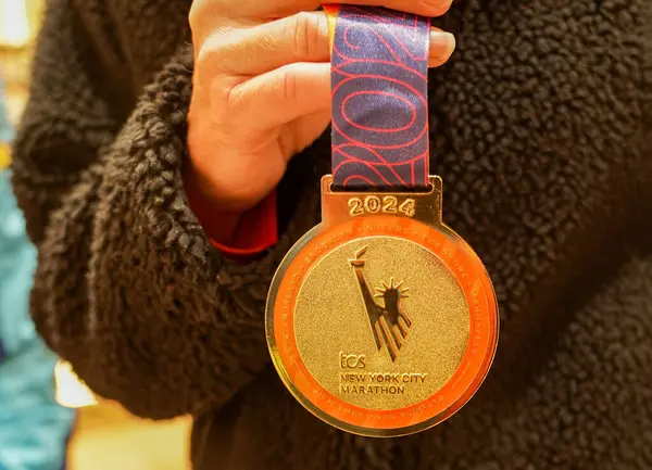 NUEVA YORK - 3 DE NOVIEMBRE DE 2024: 2024 Medalla de finalista del ...