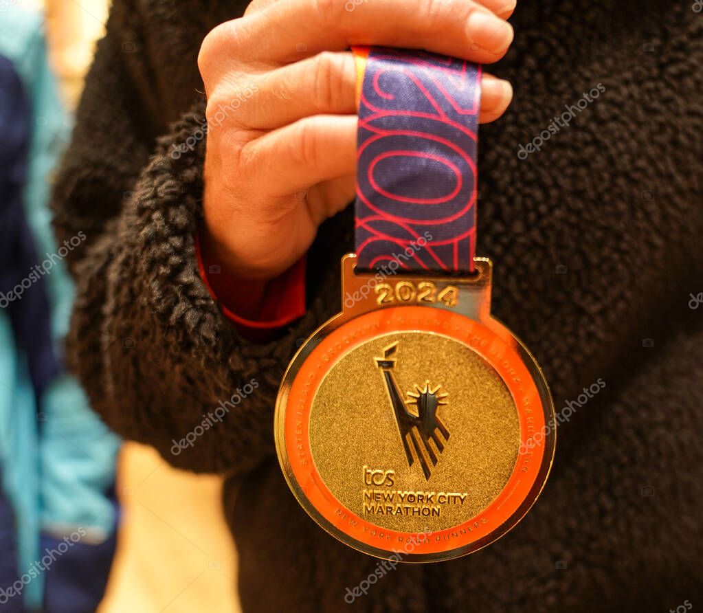NUEVA YORK - 3 DE NOVIEMBRE DE 2024: 2024 Medalla de finalista del ...