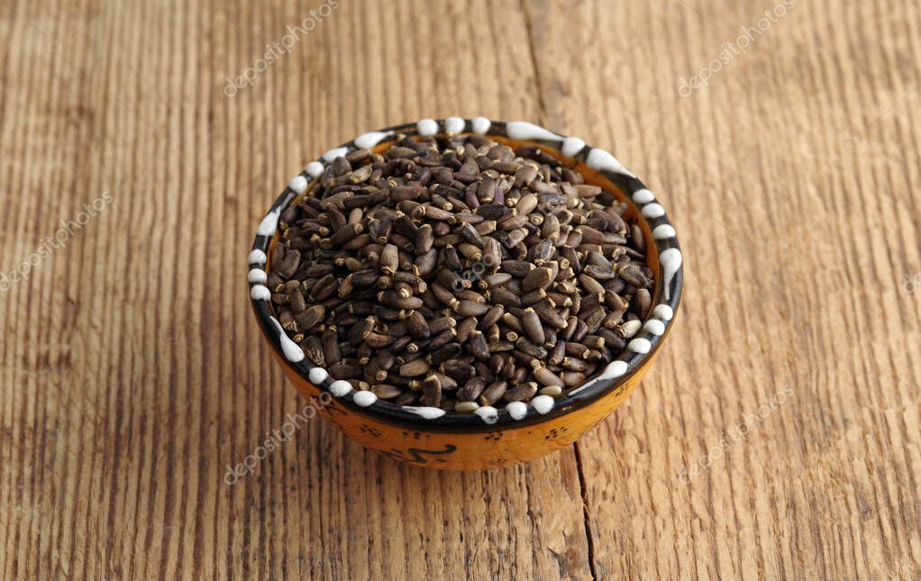 Montón de semillas de cardo mariano sobre el fondo de textura de madera ...