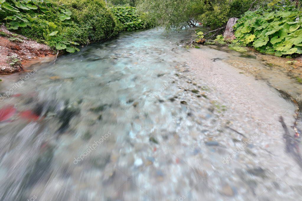 Bistrica río aguas azuladas aguas abajo del Ojo Azul Syri i Kalter ...