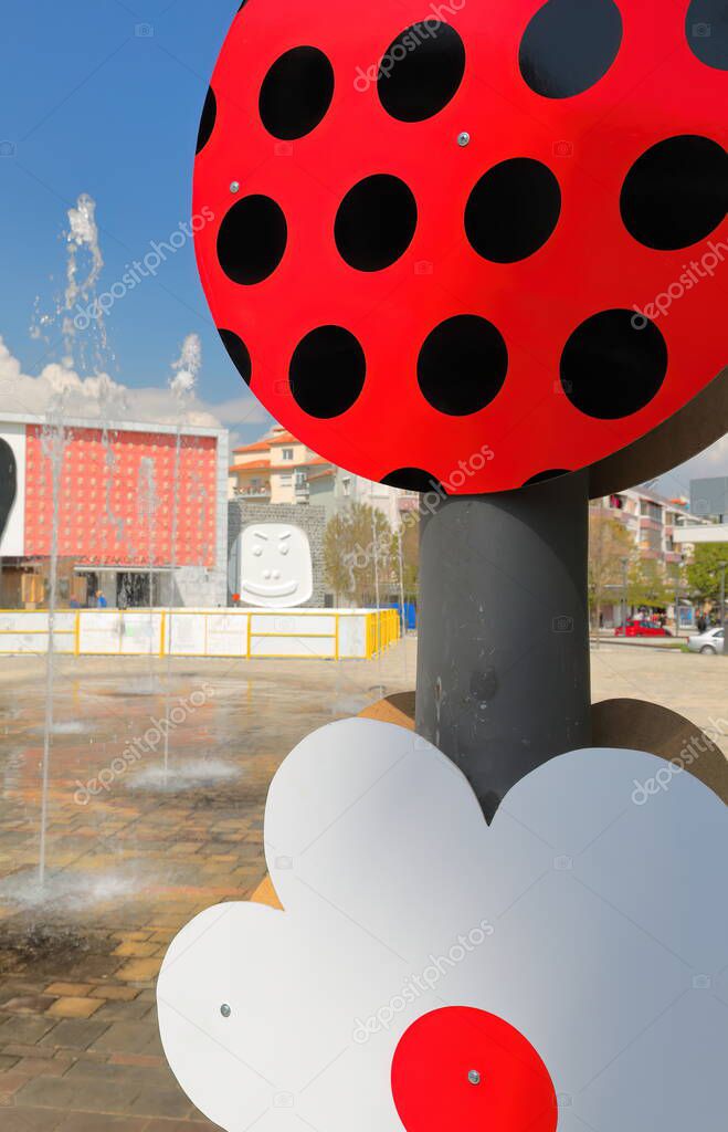 La Plaza del Teatro en forma de triángulo en el extremo noroeste del ...