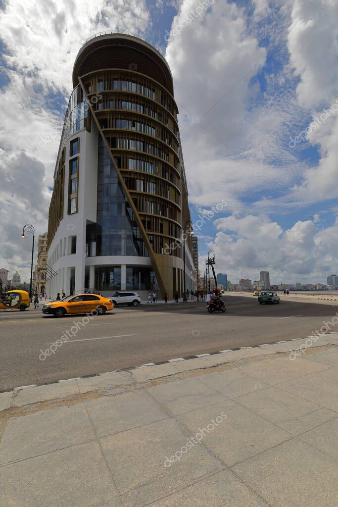 Edificio moderno de lujo en el Paseo del Prado y Esplanada de Malecón que apunta a la ...