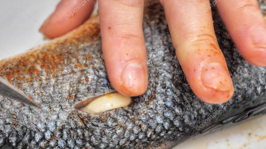 Rellena trucha fresca pelada con limón. Marinade de especias y aceite ...