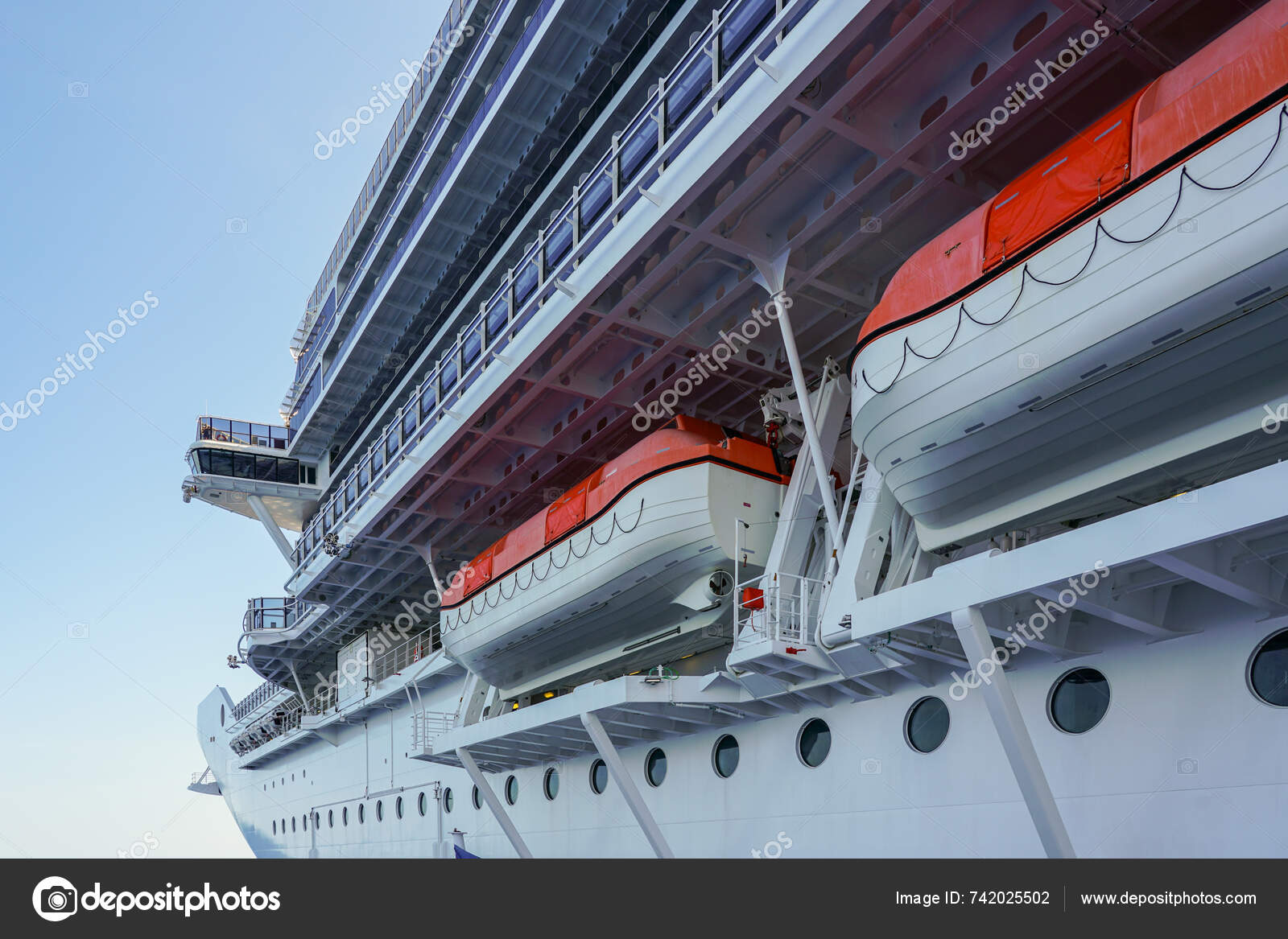 Fragment Side View Large Modern Luxury Cruise Ship Lifeboats — Stock ...