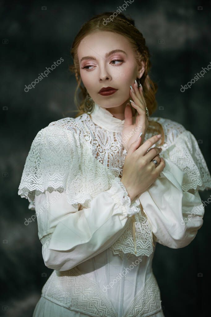 Una señora muy noble en un elegante vestido de encaje blanco posa sobre ...