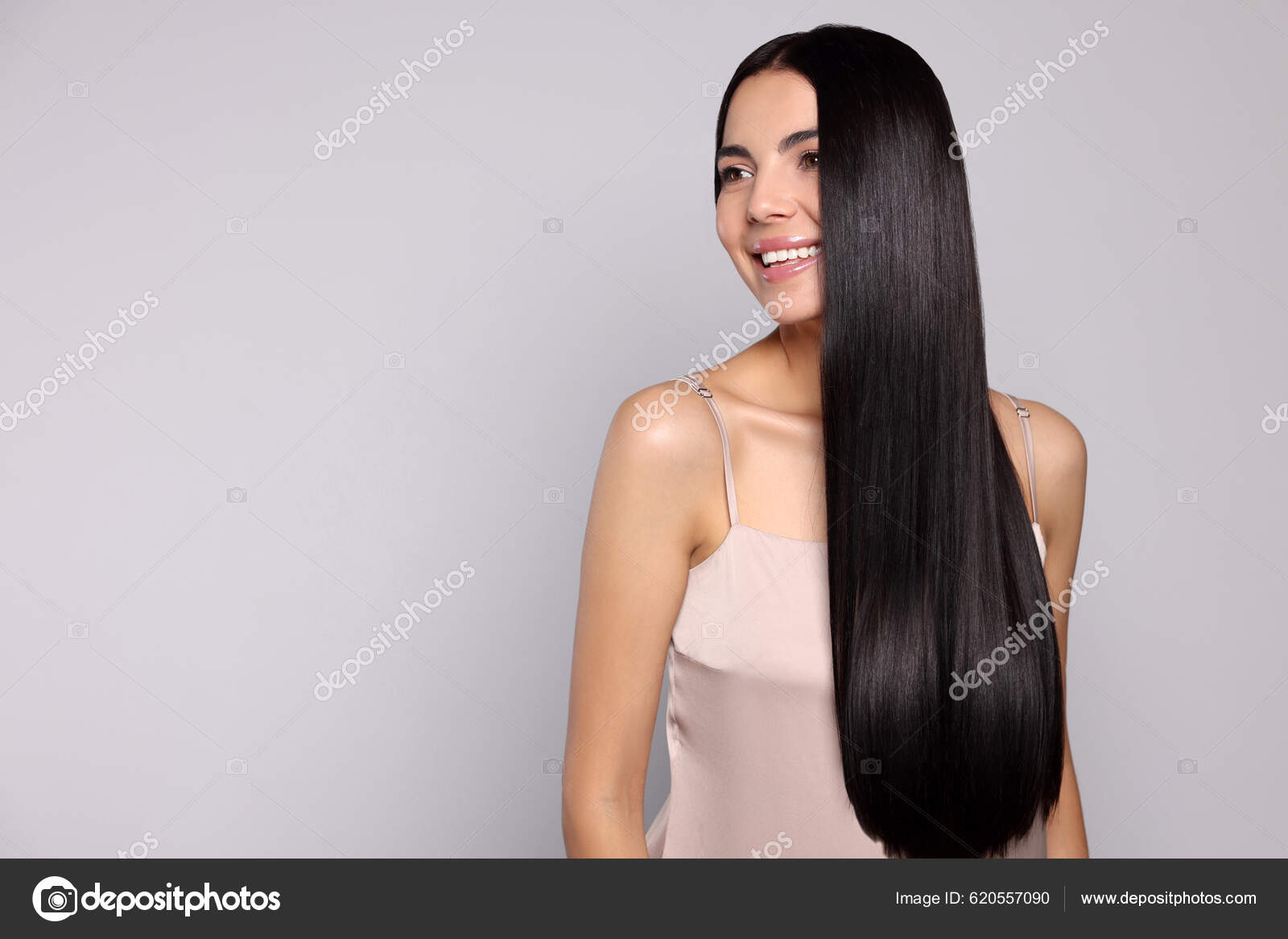 Retrato Una Hermosa Joven Con Cabello Fuerte Saludable Sobre Fondo — Foto de stock #620557090 ...