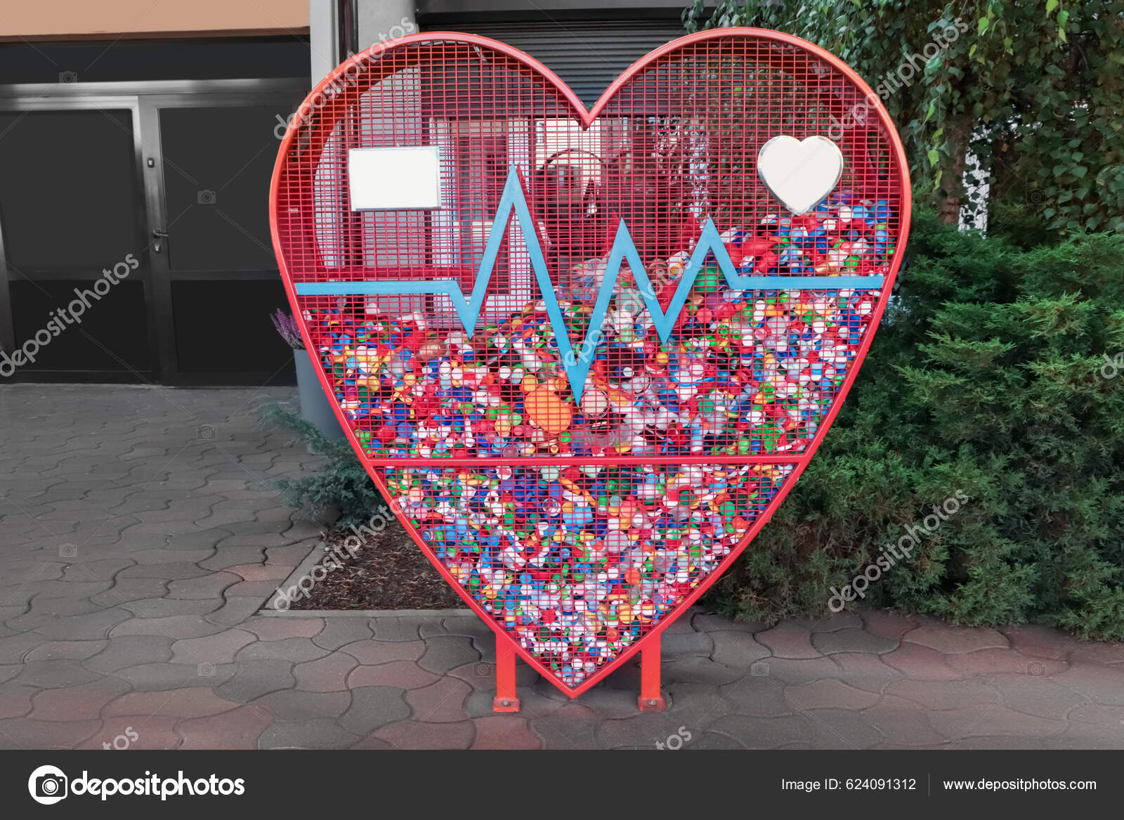 Recipiente Reciclaje Rojo Forma Corazón Para Tapas Plástico Aire Libre ...
