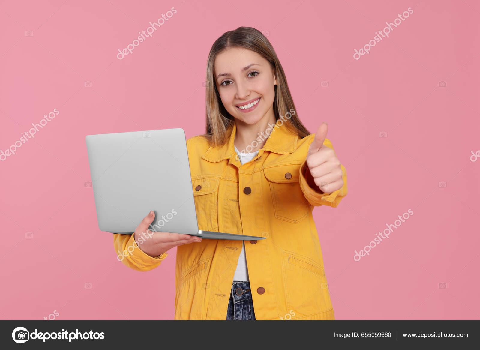 Hermosa Chica Adolescente Con Portátil Que Muestra Pulgar Hacia Arriba — Foto de stock ...