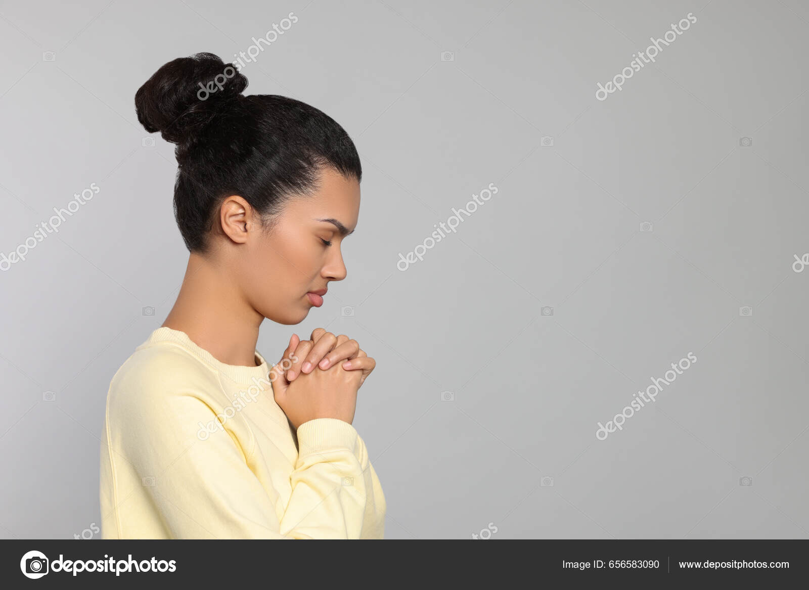 Mujer Afroamericana Con Las Manos Cerradas Rezando Dios Sobre Fondo: fotografía de stock ...
