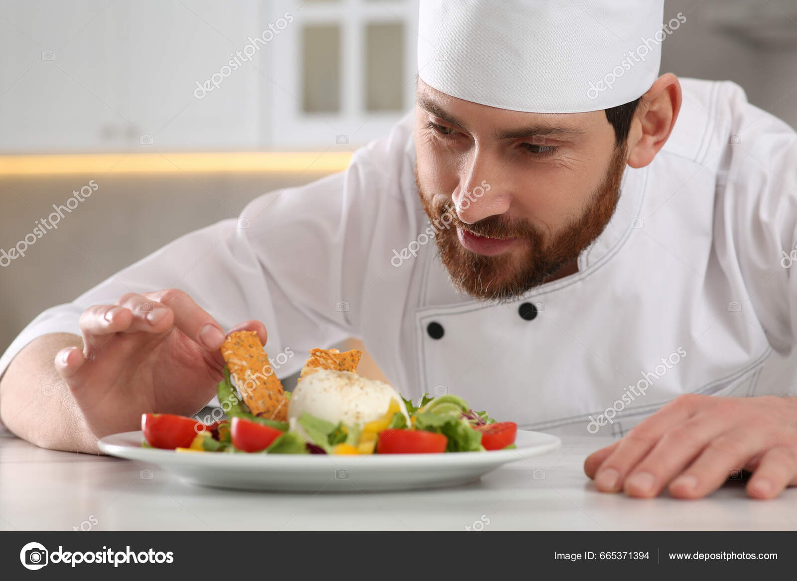 Chef Profesional Decorando Deliciosa Ensalada Con Pan Crujiente Mesa ...