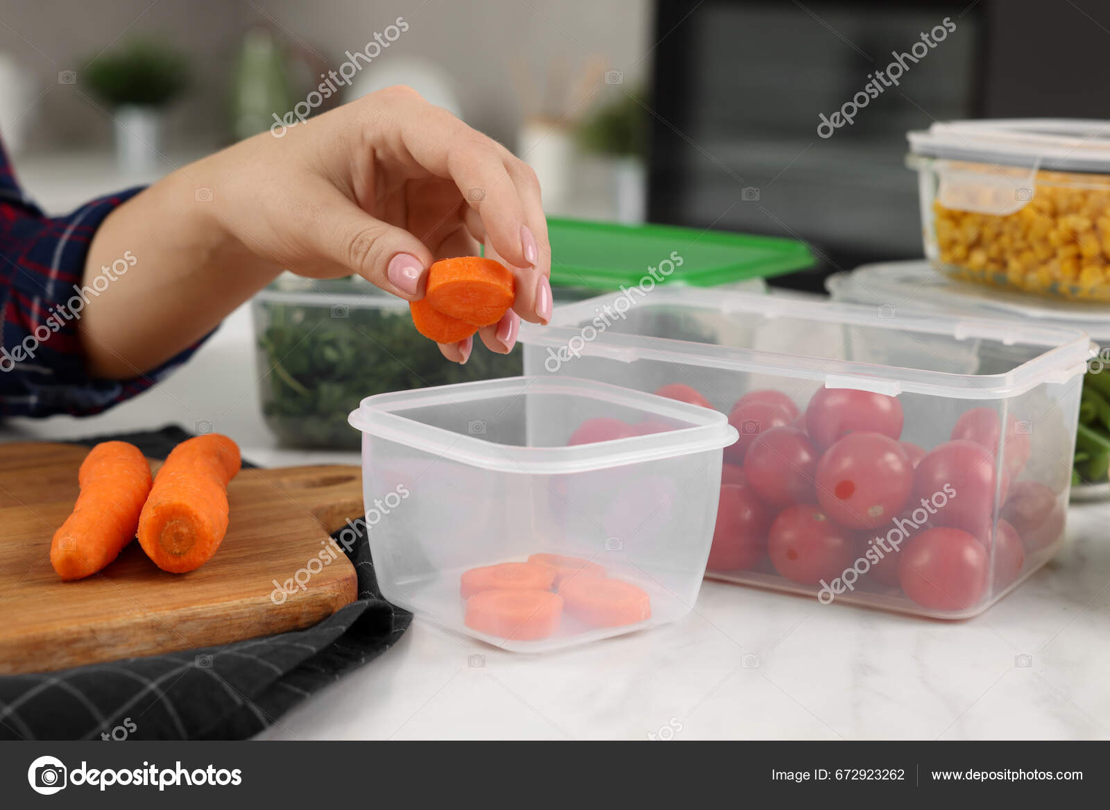 Mujer Poniendo Zanahoria Fresca Recipiente Plástico Mesa Mármol Blanco ...