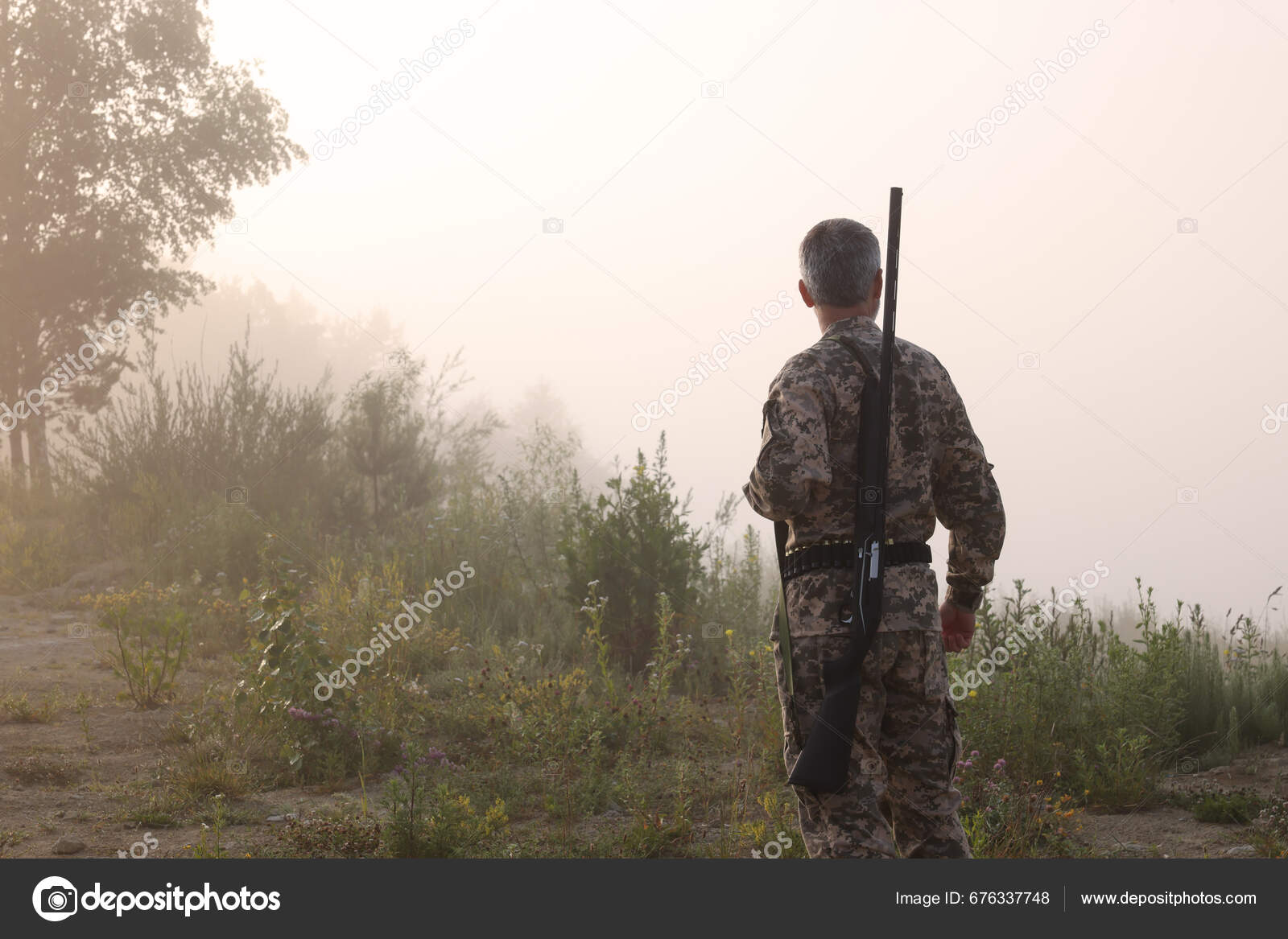 Hombre Con Rifle Caza Con Camuflaje Aire Libre Vista Trasera — Foto de ...