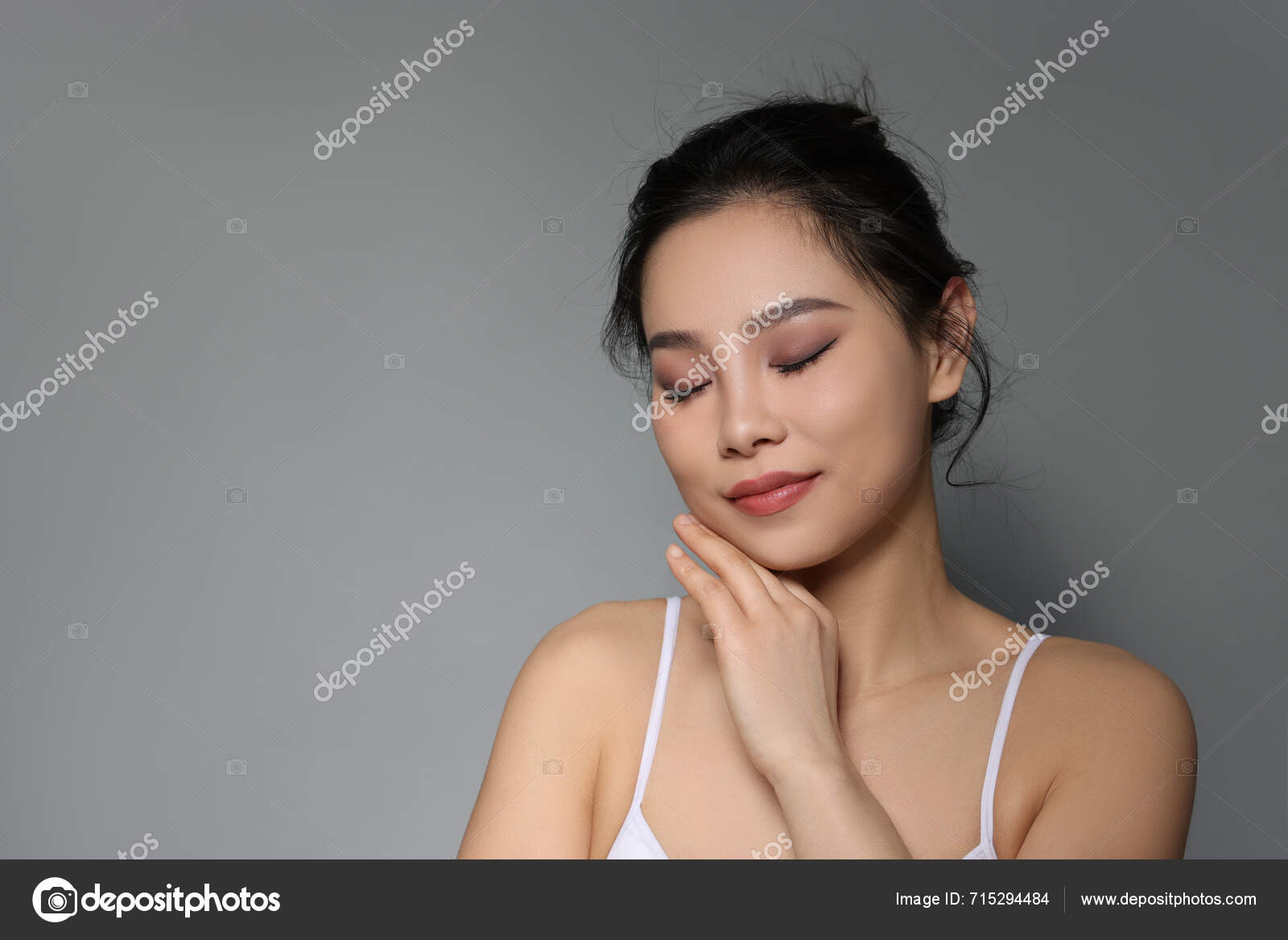 Portrait Beautiful Woman Grey Background Space Text — Stock Photo © NewAfrica #715294484