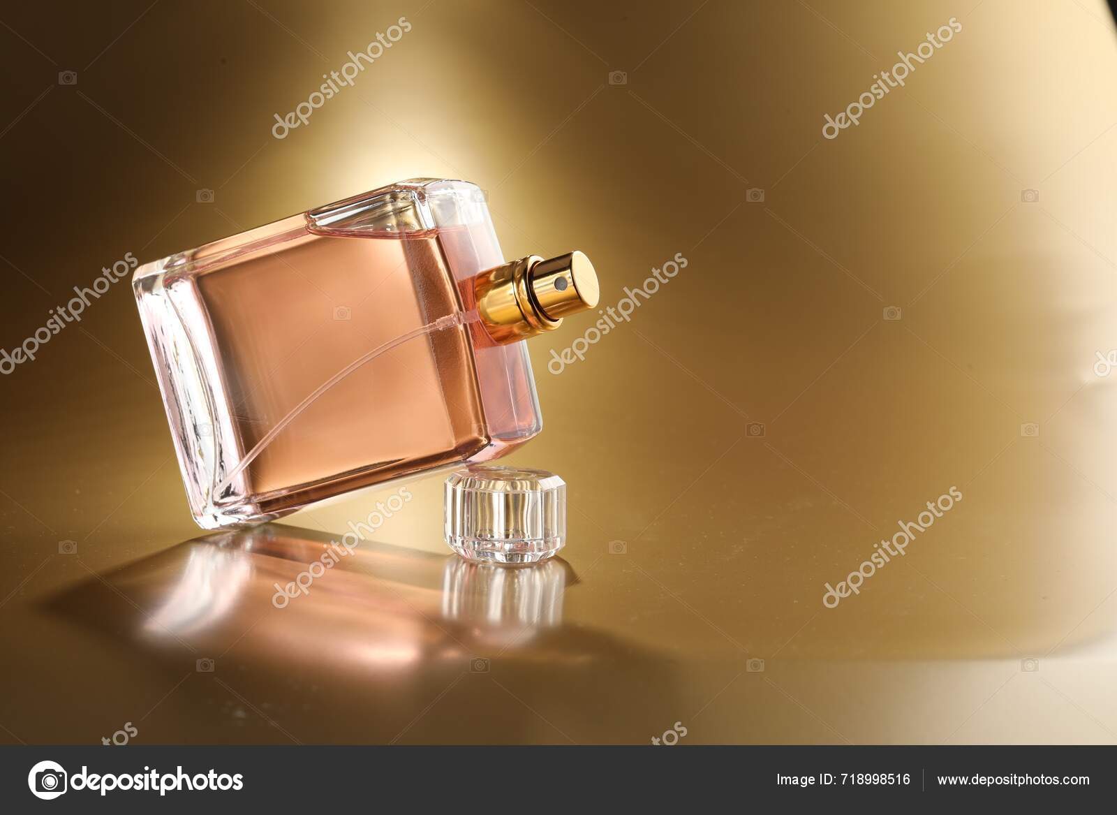 Perfume Mujer Lujo Botella Vidrio Iluminado Sobre Fondo Dorado Espacio ...