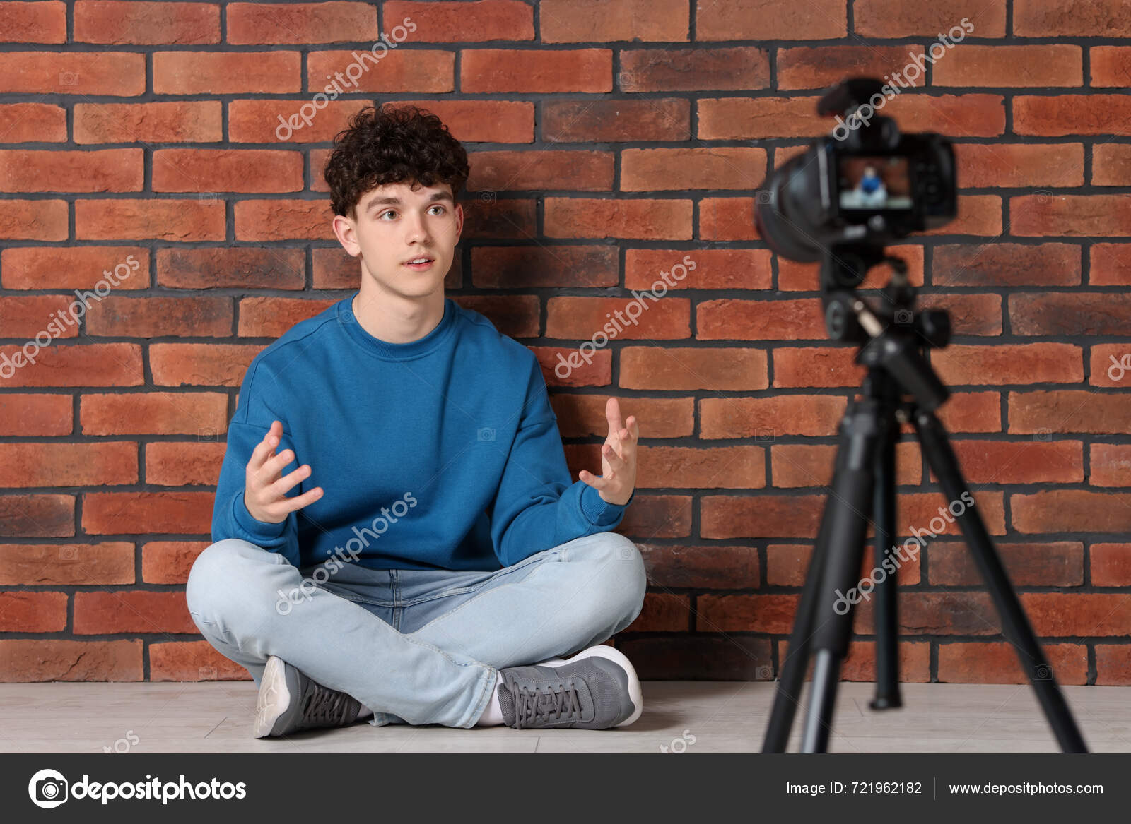 Blogger Adolescente Explicando Algo Mientras Transmite Interiores ...