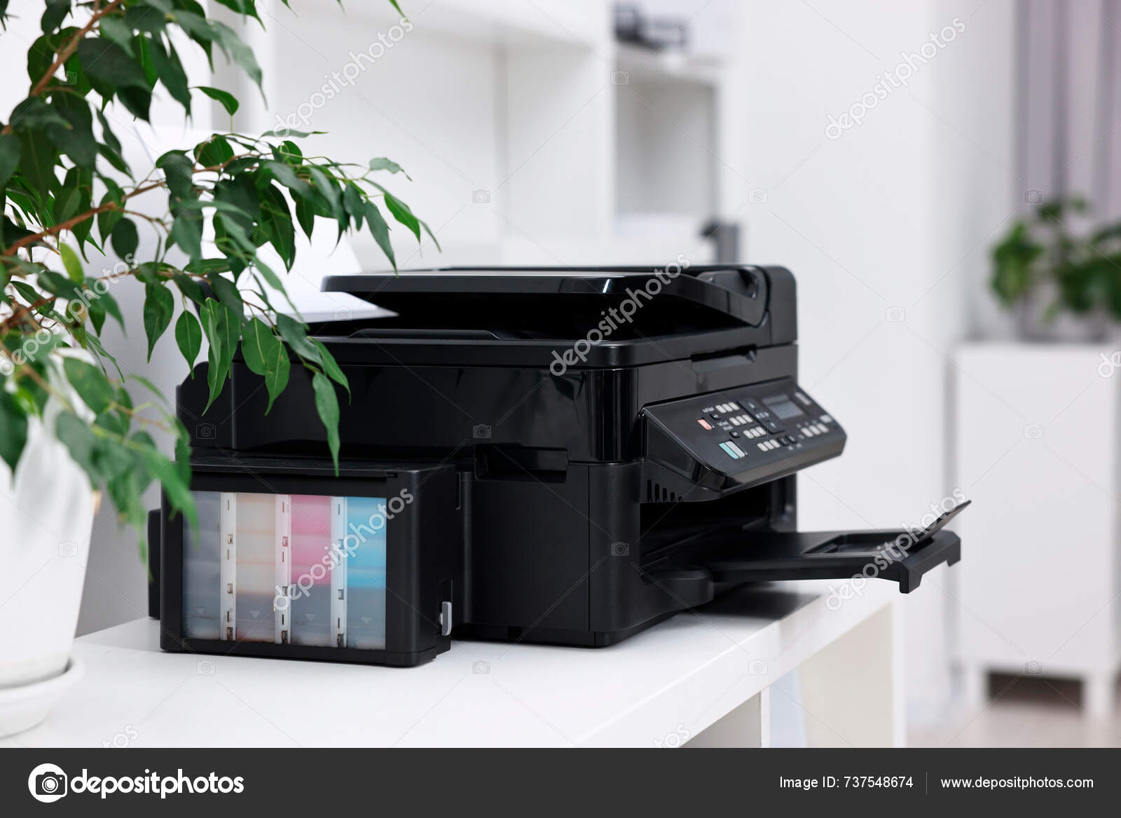 Impresora Moderna Con Papel Sobre Mesa Oficina — Foto de stock ...