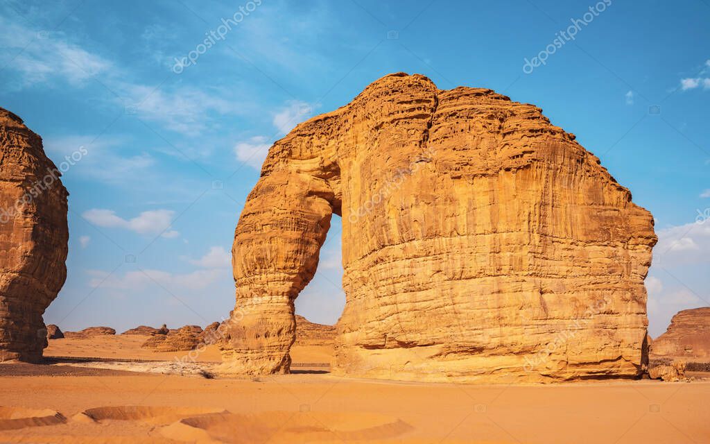 Jabal AlFil - Elephant Rock en el desierto de Al Ula, Arabia Saudita. 2025