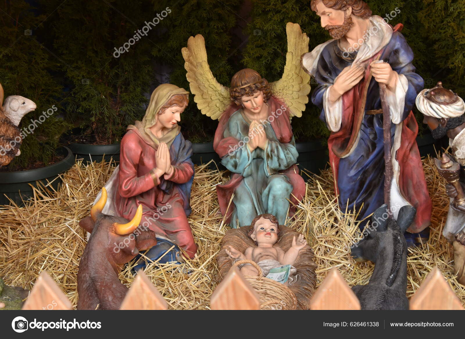 Belén Con Estatuas Sagradas Concepto Navidad: fotografía de stock ...