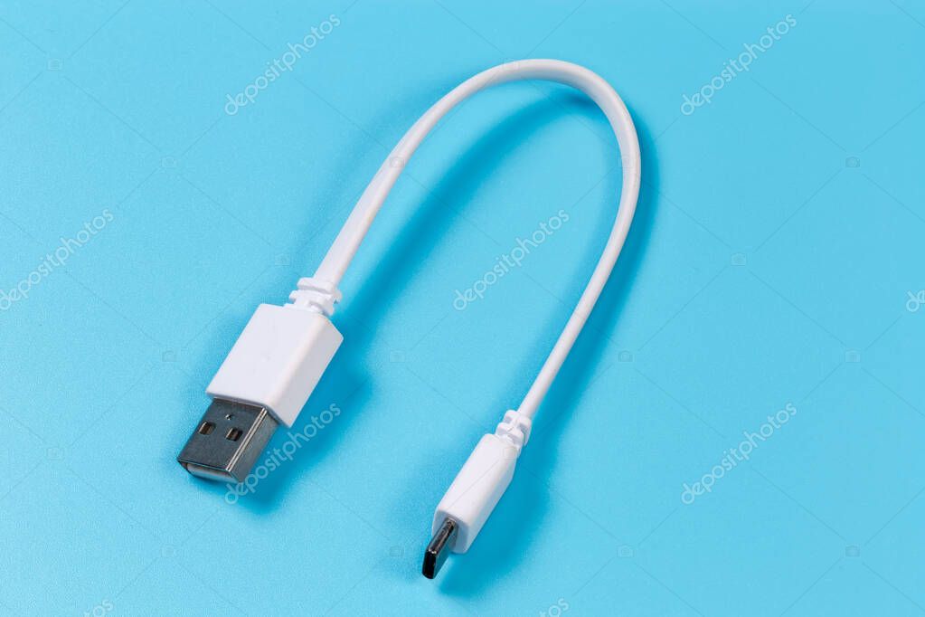 Cable USB blanco corto con enchufes estándar A y estándar C en los ...