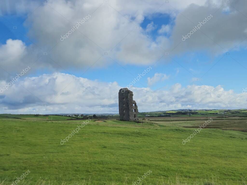 Ruinas de la antigua fortaleza en Irlanda 2025