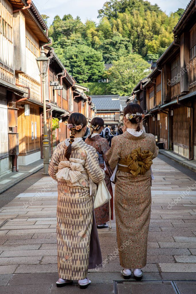 Kanazawa, Japón - Octubre de 2022: kimonos de artículos turísticos no identificados, y algunas ...