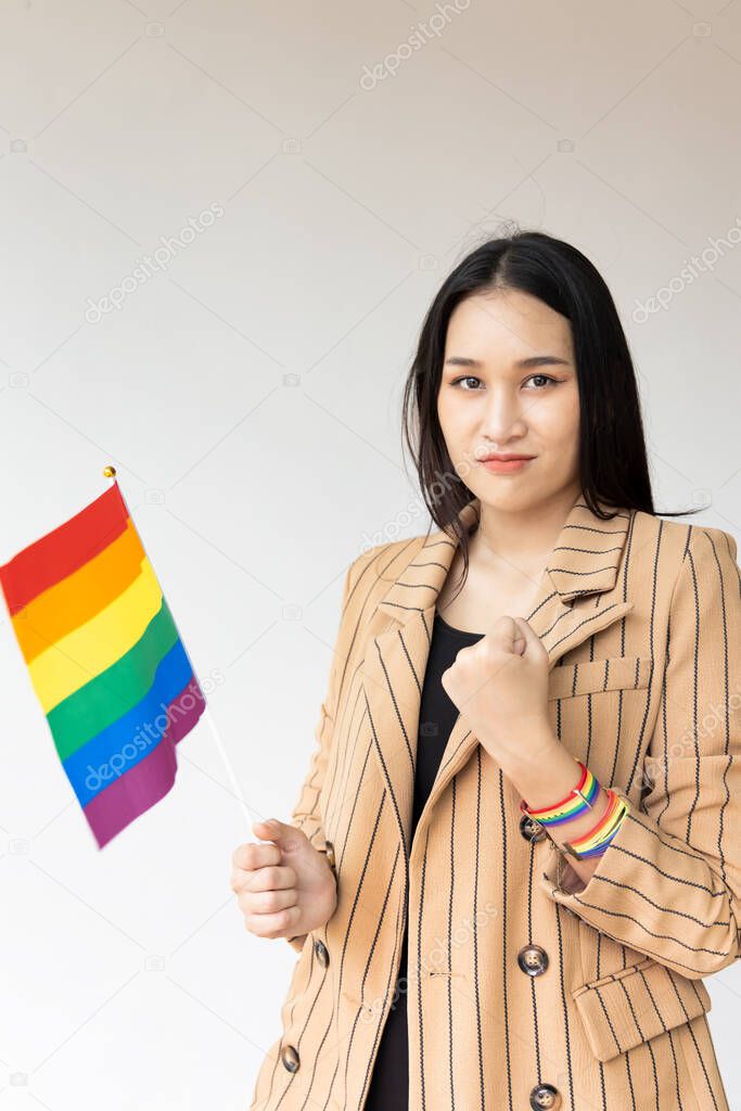 Fuerte persona LGBT no binaria que muestra una expresión segura y ...