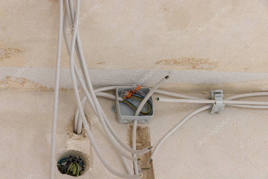 Cableado eléctrico en la antigua casa montado en la superficie con ...