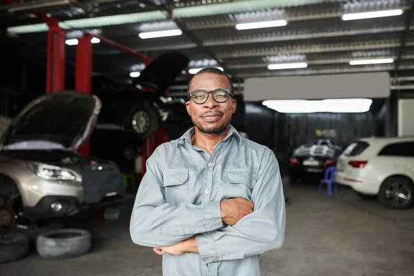 Mécanicien africain images libres de droit, photos de Mécanicien africain | Depositphotos