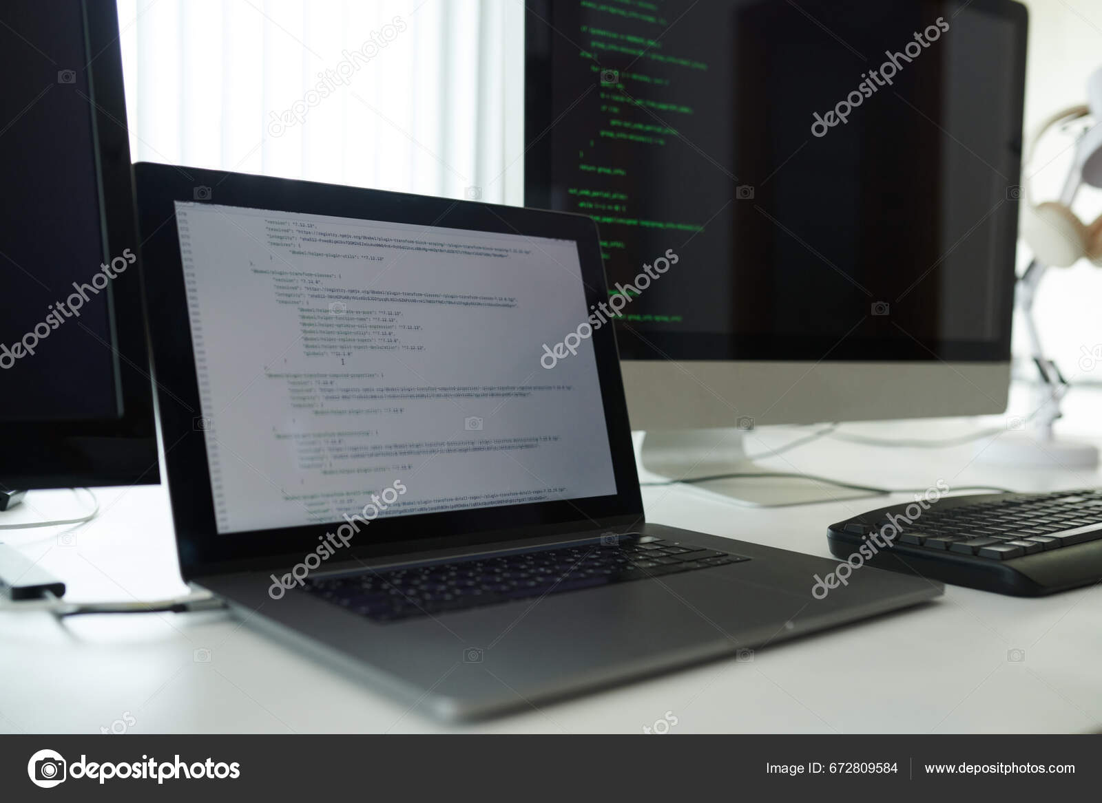 Portátil Abierto Con Código Programación Escritorio Del Desarrollador ...