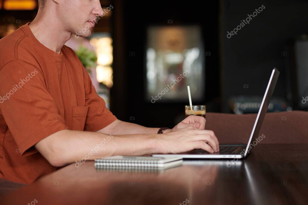 Imagen recortada del joven desarrollador de software que trabaja en la ...