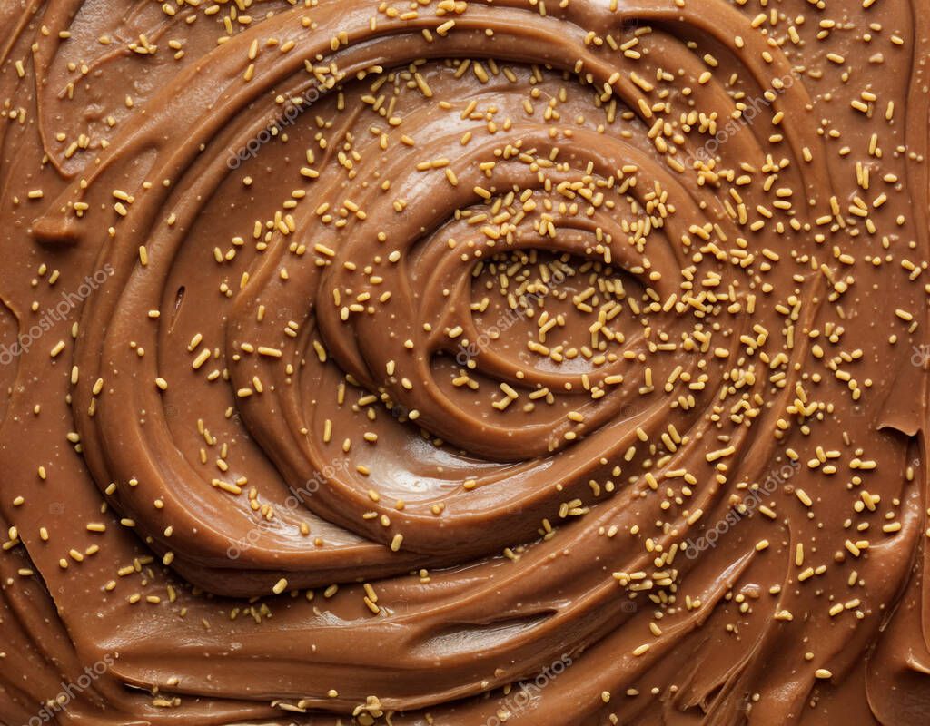 Remolinos de helado de chocolate cremoso, cubierto con chispas de oro ...