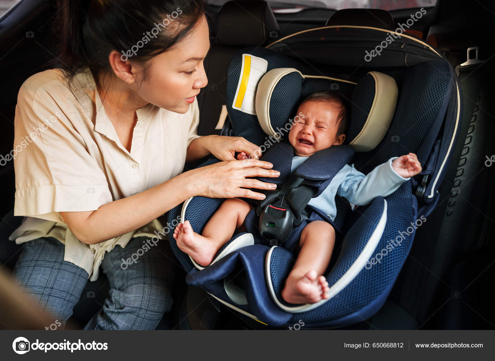 Bebé Llorando En El Asiento Del Auto