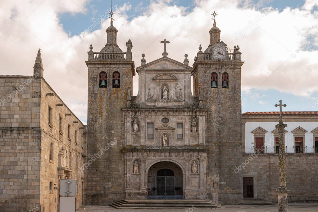 Vista al edificio de la Catedral y el Claustro en Viseu. Los orígenes ...