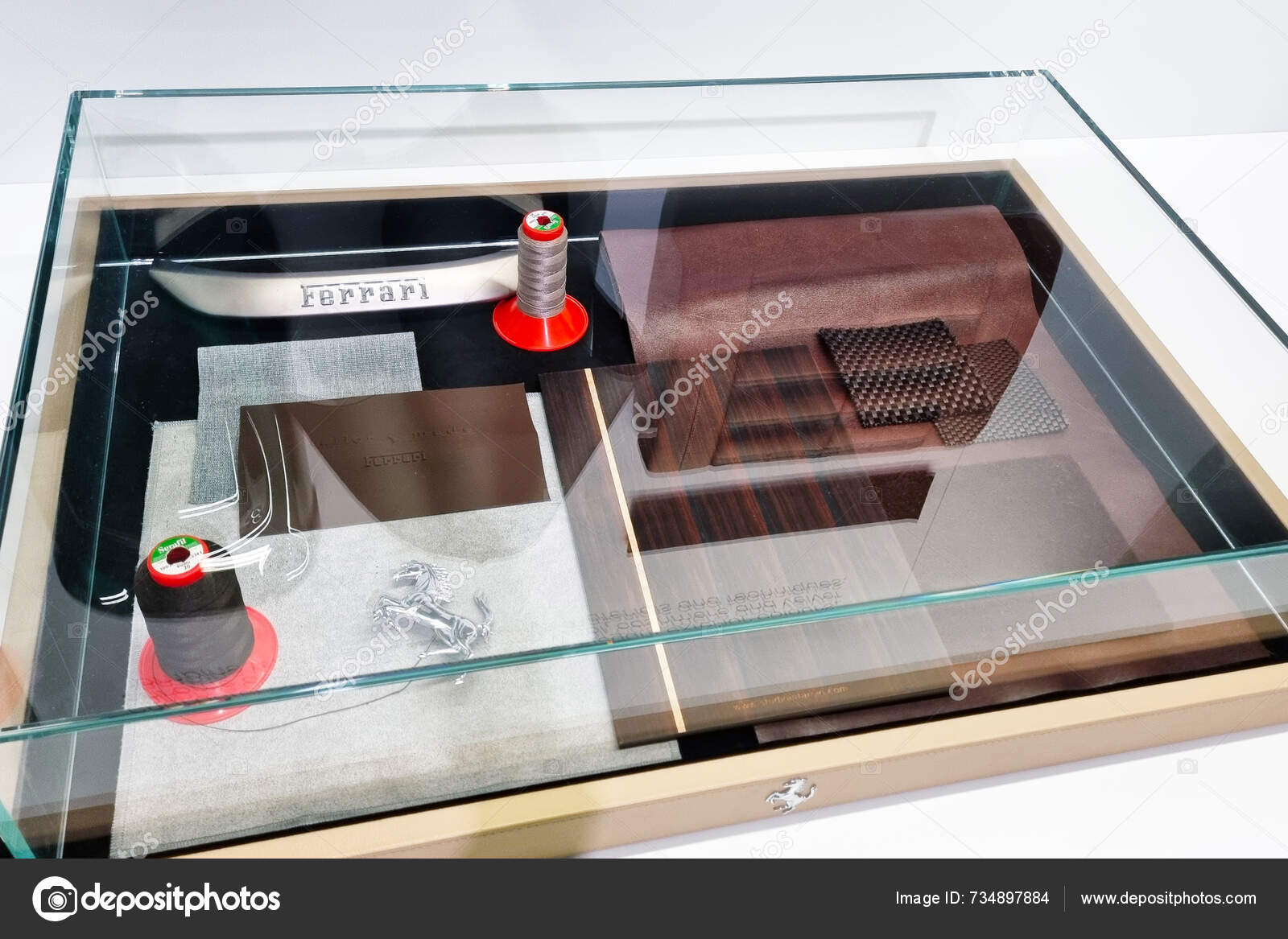 Módena Italia Mayo 2024 Vitrina Que Muestra Varios Componentes ...