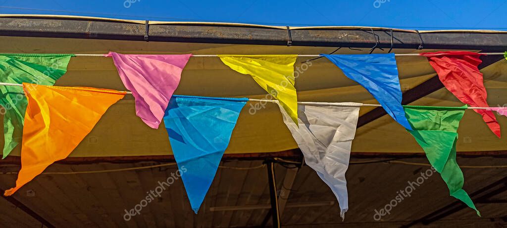 Líneas de banderas de colores delante del cielo azul .small banderas de ...