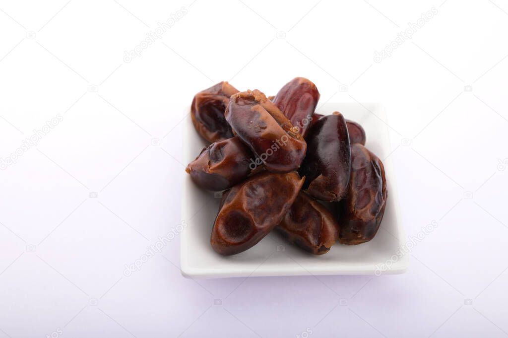 Cuenco con dátiles secos aislados sobre fondo blanco.Fechas frescas ...