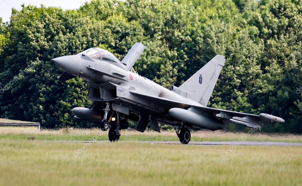 Aterrizaje del avión de combate Eurofighter Typhoon de la Fuerza Aérea ...