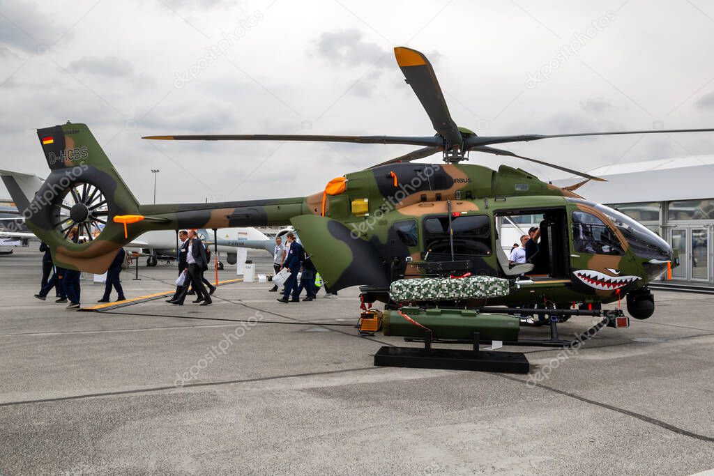 Helicópteros Airbus H145 (H145M) helicóptero en la pista de aterrizaje del aeródromo Le Bourget ...