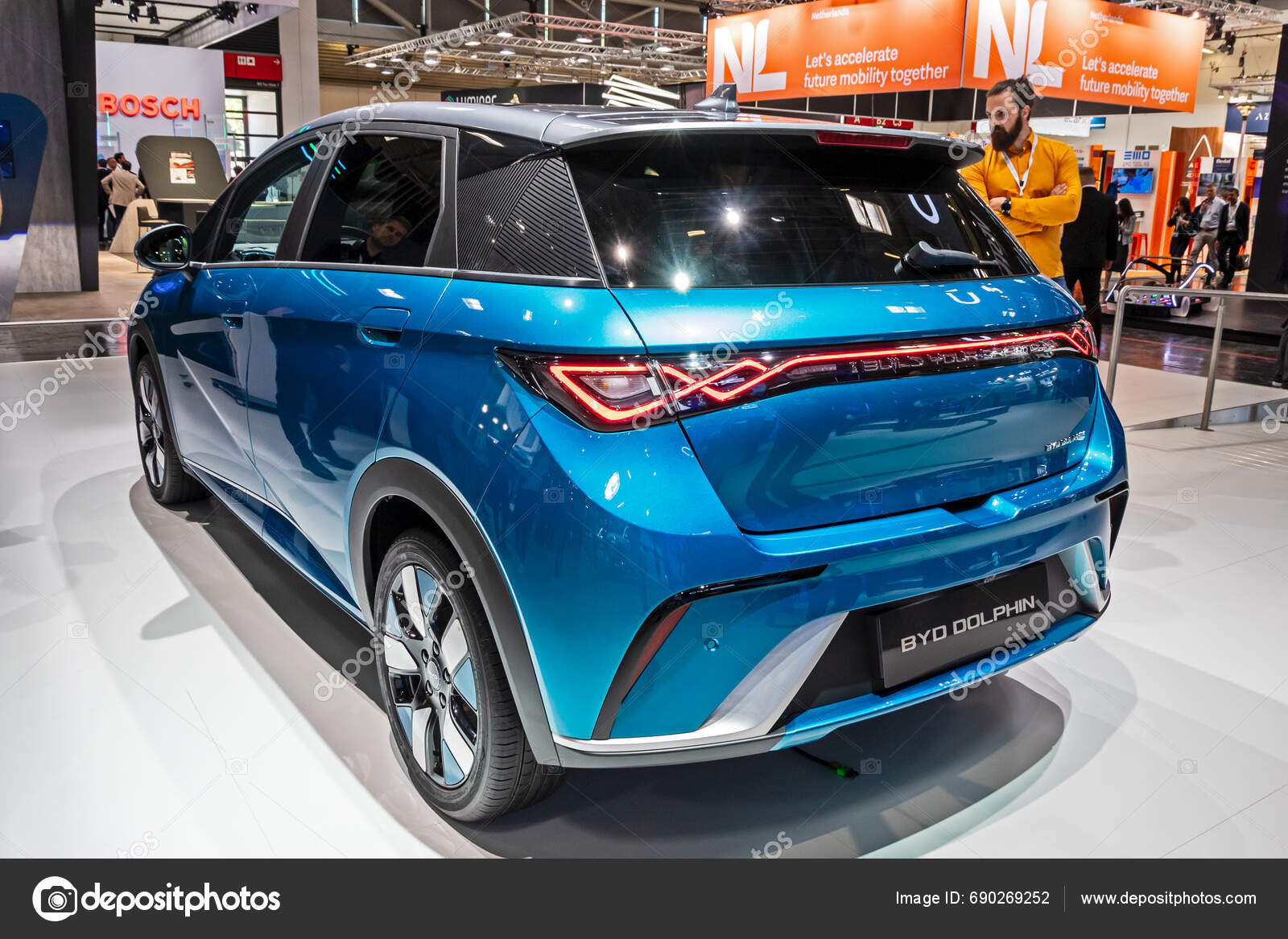 Coche Eléctrico Byd Dolphin Salón Del Automóvil Iaa Mobility 2023 ...