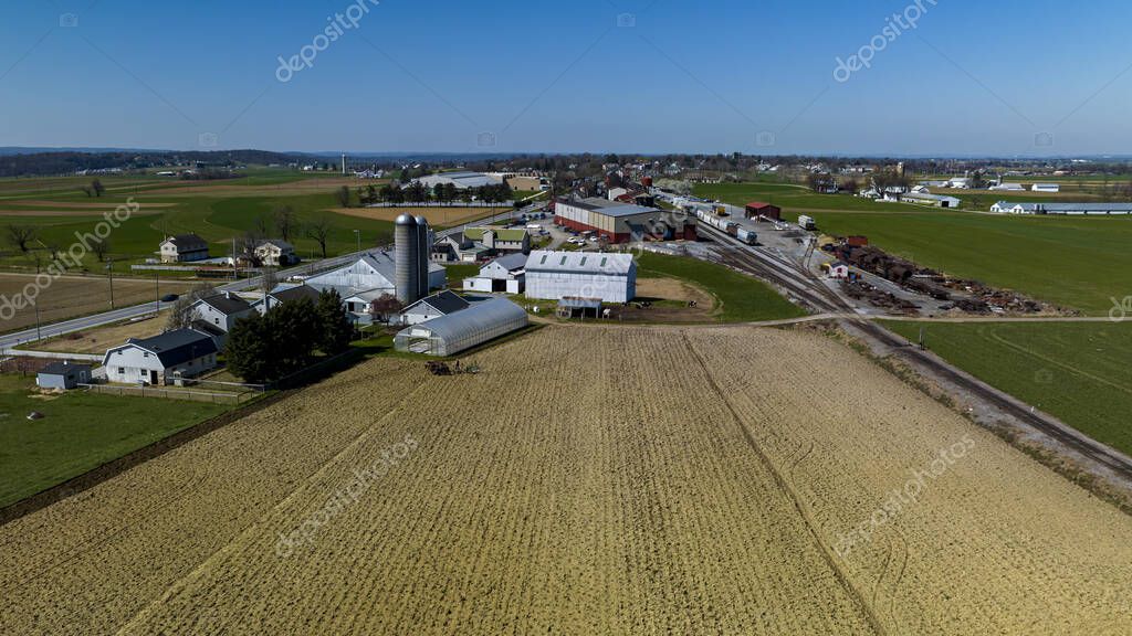 Vista aérea de un complejo de granjas con múltiples graneros, silos y ...