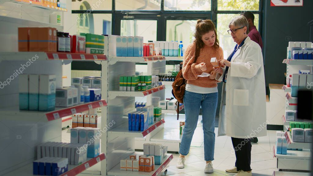 Cliente mujer que pregunta especialista sobre el tratamiento de ...