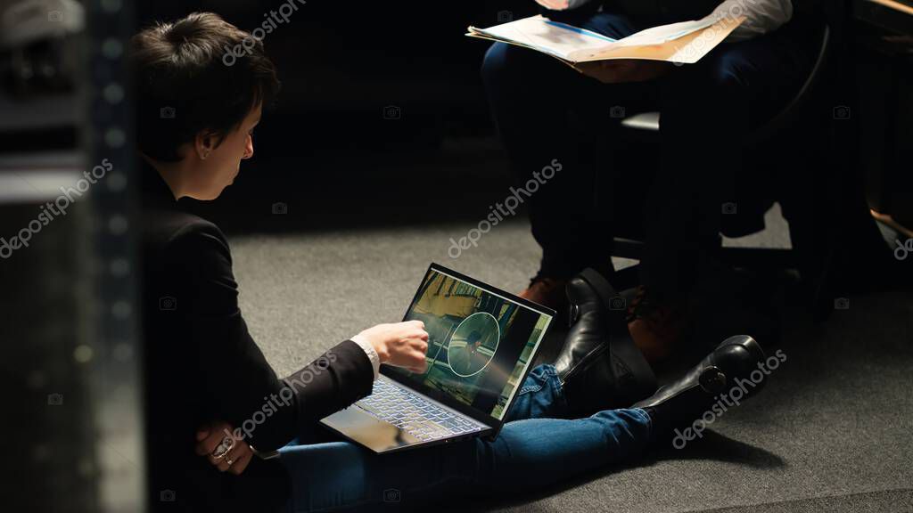 Equipo de detectives investigando con fotos de vigilancia y documentos ...